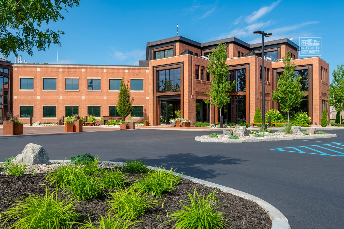 Advanced Monitoring Center for Reliable Monitoring Services